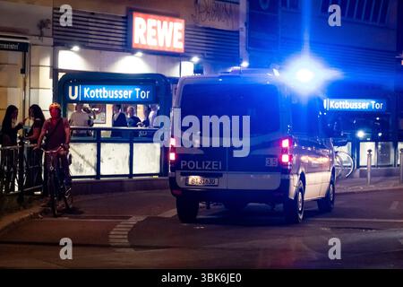 Polizeiwagen am Kottbusser Tor in Berlin am 19. Juni 2025. Kottbusser ...