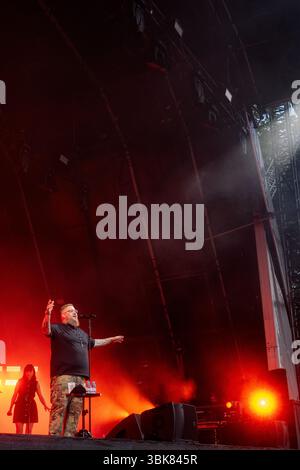 Thetford, UK, 18 June, 2025. Rag 'n' Bone Man in concert. Pictured left ...