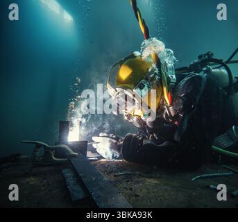Commercial diver welding and cutting underwater closeup Stock Photo - Alamy
