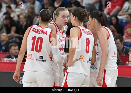 L-R Eliska Hamzova (Brno) and Veronika Vorackova (Zaragoza) in action ...