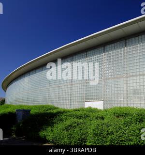 Side view of Capitol Centre glass outer wall, Cardiff Bay. Taken May ...