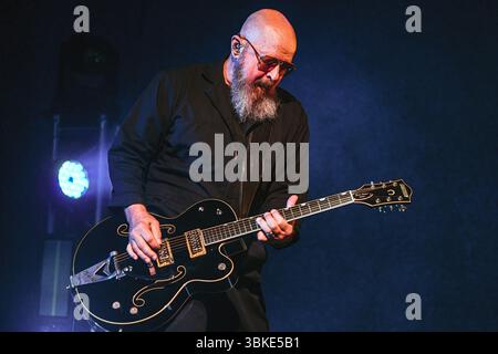 Garbage (Steve Marker, guitar) playing live in Obras Stadium, Buenos ...