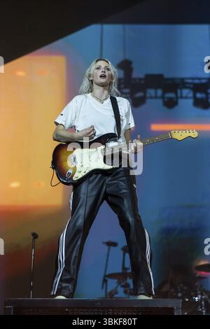 Emily Armstrong, lead singer of Linkin Park live on From Zero World ...