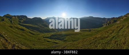 Fuscher Lacke with mountain panorama in late autumn, snow and ice ...