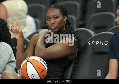 Indiana Fever forward Aliyah Boston (7) holds on to the ball during the ...