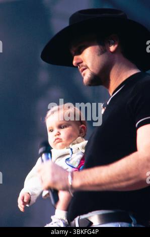 Tim McGraw with daughter Gracie McGraw performing in Oakland ...
