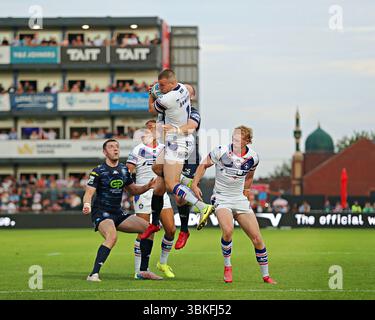 Max Jowitt of Wakefield Trinity catches a high ball during the Betfred ...
