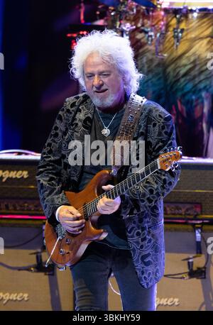 HOLLYWOOD, FL-JUNE 20: Steve Luthaker (L) performs with Ringo Starr and ...