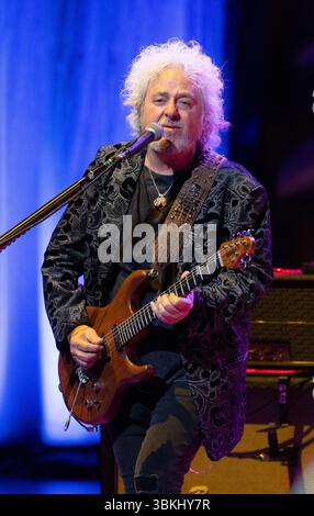 HOLLYWOOD, FL-JUNE 20: Steve Luthaker (L) performs with Ringo Starr and ...