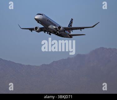 American Eagle SkyWest Airlines Embraer 175 Flugzeug Flughafen Los ...