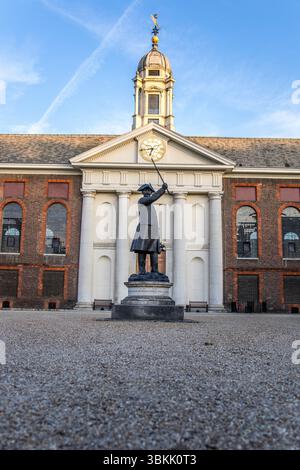 Facade of Royal Hospital Chelsea with statue of Chelsea Pensioner ...