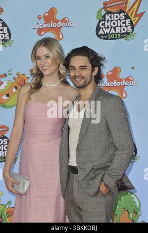 Olivia Pearsall, Joe Simon at arrivals for Nickelodeon Kids Choice ...