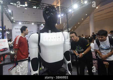 Audience watched Tesla's humanoid robot "Optimus Prime" at the 2025 ...