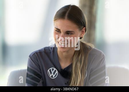 Jule Brand (Deutschland, #22) im Zweikampf mit Sandy Baltimore ...