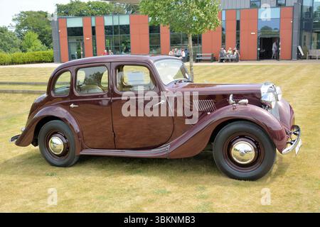 Morris Y Type 4-door saloon car, classic 1930s design Stock Photo - Alamy