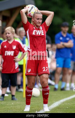 Worpswede, Deutschland. 22nd June, 2025. Spielerinnen der SpVg Aurich ...