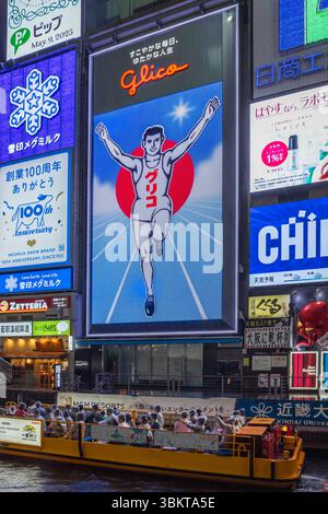 Dotonbori Glico Running Man Sign Osaka Japan - Tourists take photos ...