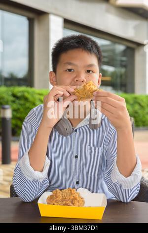 Teen boy with headphones Stock Photo - Alamy