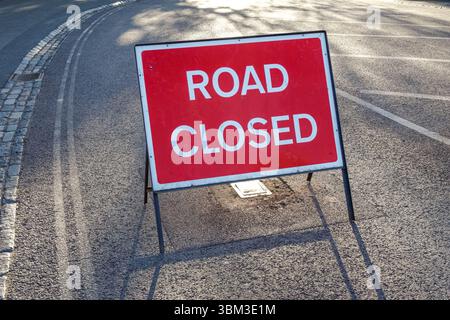 Road Closed Sign Stock Photo - Alamy