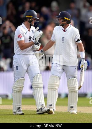England's Joe Root (left) and Jamie Smith celebrate following victory ...