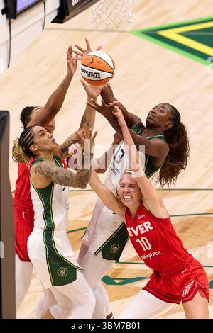 Indiana Fever's Lexie Hull (10) controls a loose ball during the first ...