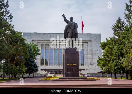 The Massive Lenin statue in Bishkek, Kyrgzstan Stock Photo - Alamy