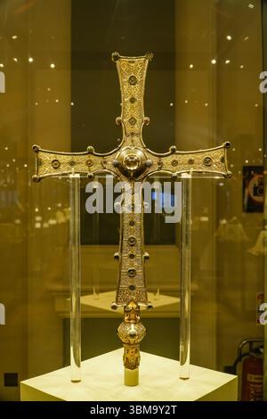 Cross of Cong displayed in the National Museum of Ireland on Kildare ...