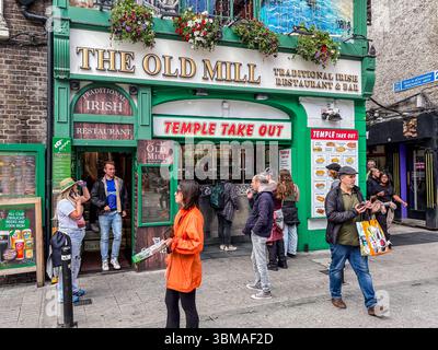 The Busy Temple Bar Street on a late rainy evening in Dublin Stock ...