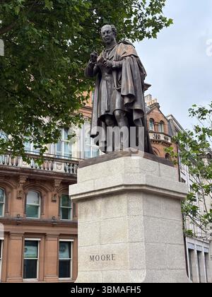 STATUE OF THE POET MOORE AT DUBLIN Stock Photo - Alamy