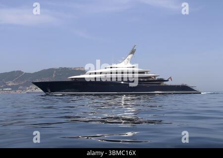 119 metre long motor yacht BREAKTHROUGH on her maiden voyage off ...