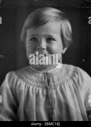 (250626) -- SHANGHAI, June 26, 2025 (Xinhua) -- Betty Barr interacts ...