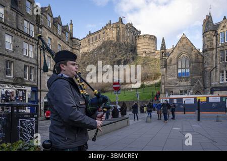 Scottish piper, Edinburgh Castle, 12th century, Edinburgh, Lowlands ...