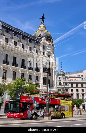 tourist bus, Metropolis building, Alcalá street, Madrid, Spain Stock ...