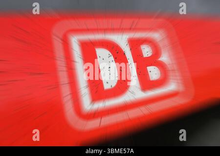 DB nimmt zwei Elektronische Stellwerke in Muenchen in Betrieb. DB Logo ...