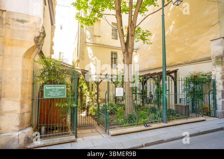 France, Paris, smallest square in Paris, Alice Saunier Seïte Stock ...