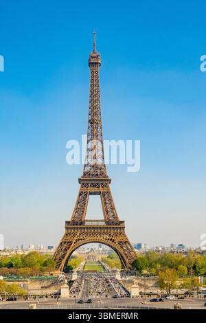 France, Paris, the pedestrian Iena Bridge with the Eiffel Tower Stock ...