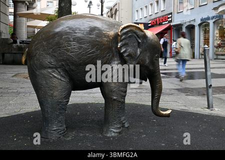 Wuppertal, Germany. 26th June, 2025. Passers-by walk past the Tuffi ...