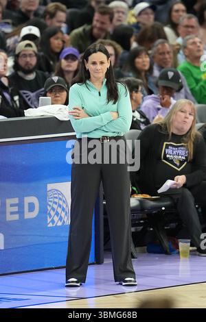 New York Liberty Head Coach Sandy Brondello speaks to Brittney Griner ...