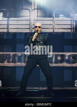 Pitbull live on Party After Dark Tour at the Berlin Uber Arena on 25/06 ...