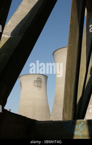 Thorpe Marsh Power Station, Coal fired power station cooling towers ...