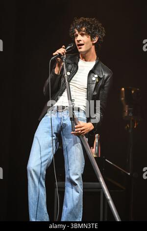 Matty Healy of The 1975 performing at Glastonbury Festival 2025 Stock ...
