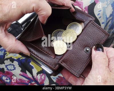 Ein Blick in die Geldb oerse zeigt am Monatsende nur noch ein paar Euros zium Leben Stock Photo ...