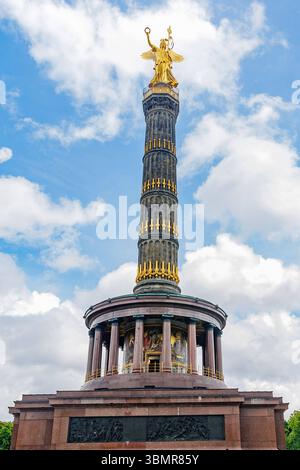 Viktoria-Statue Goldelse auf der Siegessäule am Großen Stern in Berlin ...