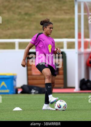 England's Jess Carter during a training session at Sportanlage Au ...
