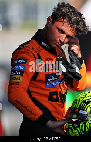Pole sitter Lando Norris (GBR) McLaren in qualifying parc ferme. 25.10. ...