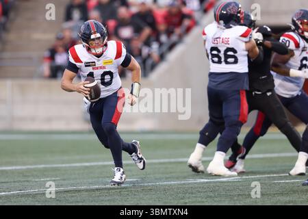 Montreal Alouettes quarterback Davis Alexander (10) takes the snap as ...