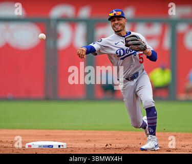 Los Angeles Dodgers shortstop Mookie Betts (50) scores during a Major ...