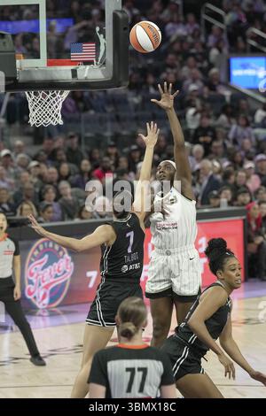Chicago Sky center Elizabeth Williams (1) grabs a defensive rebound ...