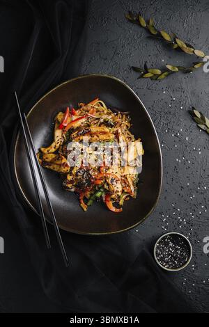 Asian wok udon with chicken and vegetables Stock Photo - Alamy
