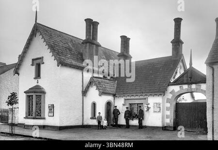 A Royal Irish Constabulary (RIC) policeman with a British soldier and ...